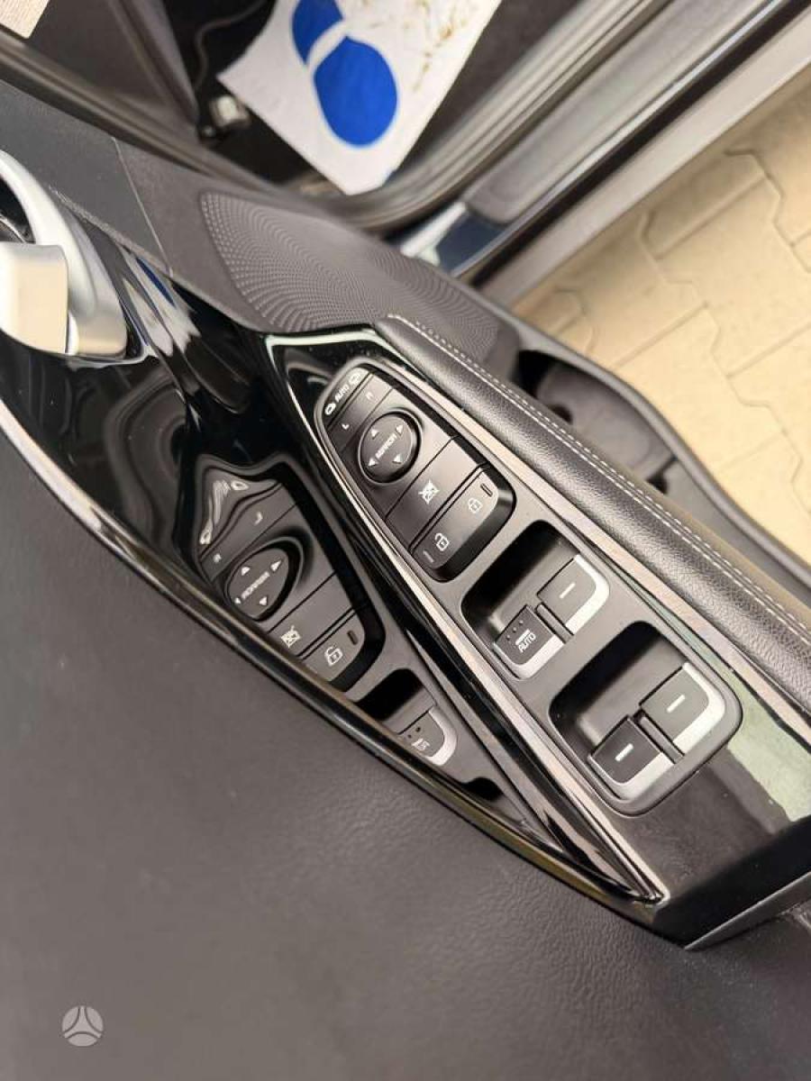 Black Kia Niro 2017 in Vilnius, with an engine capacity of 1.59 L and mileage of 122 thousand km for 12950 €, photo 14 on AUTOMOTO.COM.LV