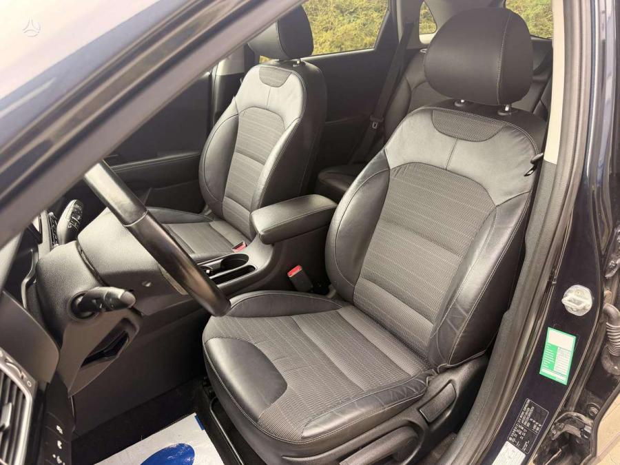 Black Kia Niro 2017 in Vilnius, with an engine capacity of 1.59 L and mileage of 122 thousand km for 12950 €, photo 15 on AUTOMOTO.COM.LV