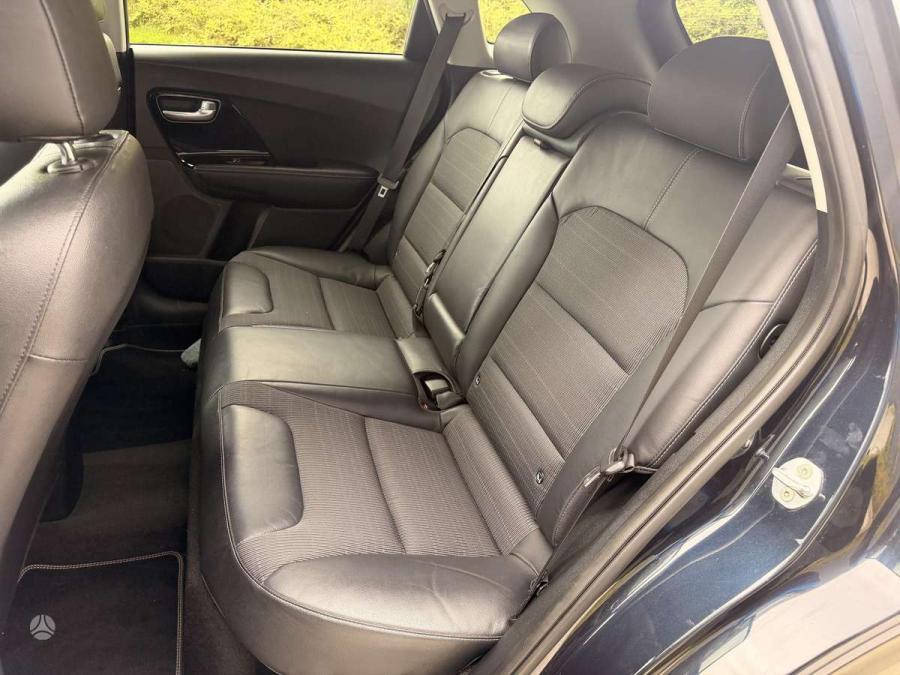 Black Kia Niro 2017 in Vilnius, with an engine capacity of 1.59 L and mileage of 122 thousand km for 12950 €, photo 17 on AUTOMOTO.COM.LV