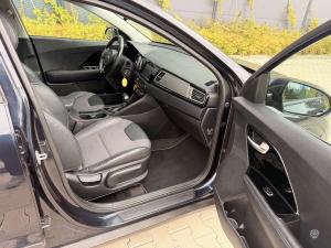 Black Kia Niro 2017 in Vilnius, with an engine capacity of 1.59 L and mileage of 122 thousand km for 12950 €, photo 23 on AUTOMOTO.COM.LV