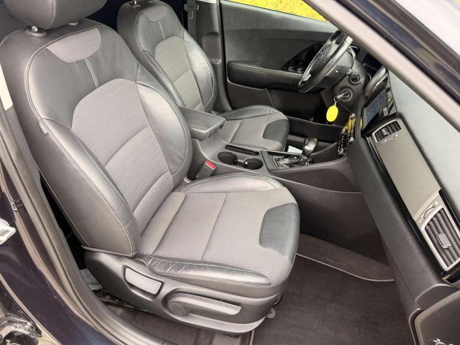 Black Kia Niro 2017 in Vilnius, with an engine capacity of 1.59 L and mileage of 122 thousand km for 12950 €, photo 24 on AUTOMOTO.COM.LV