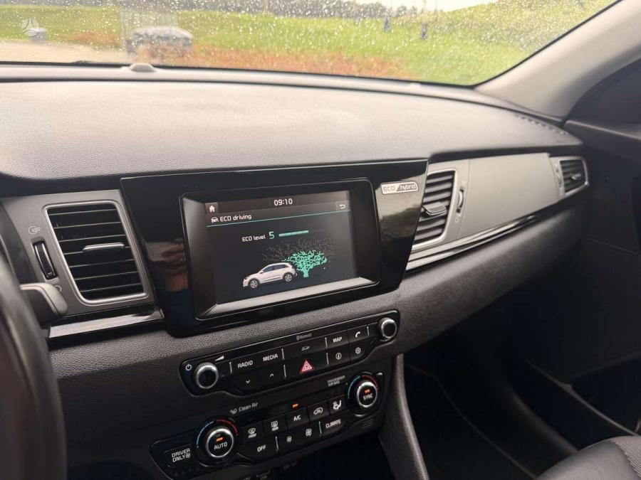 Black Kia Niro 2017 in Vilnius, with an engine capacity of 1.59 L and mileage of 122 thousand km for 12950 €, photo 27 on AUTOMOTO.COM.LV