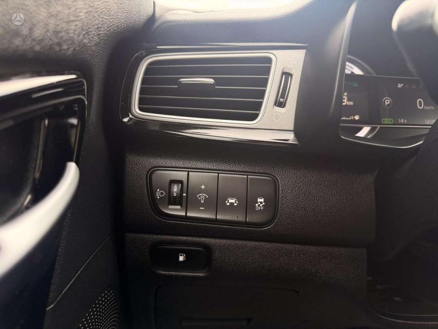 Black Kia Niro 2017 in Vilnius, with an engine capacity of 1.59 L and mileage of 122 thousand km for 12950 €, photo 35 on AUTOMOTO.COM.LV