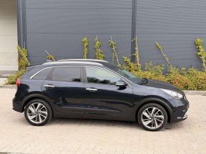 Black Kia Niro 2017 in Vilnius, with an engine capacity of 1.59 L and mileage of 122 thousand km for 12950 €, photo 6 on AUTOMOTO.COM.LV