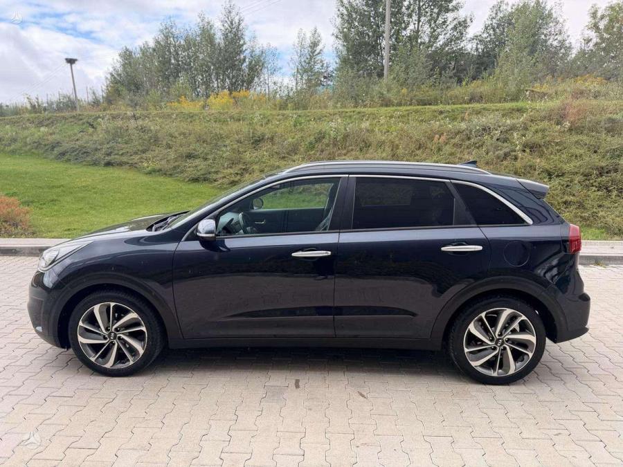 Black Kia Niro 2017 in Vilnius, with an engine capacity of 1.59 L and mileage of 122 thousand km for 12950 €, photo 12 on AUTOMOTO.COM.LV