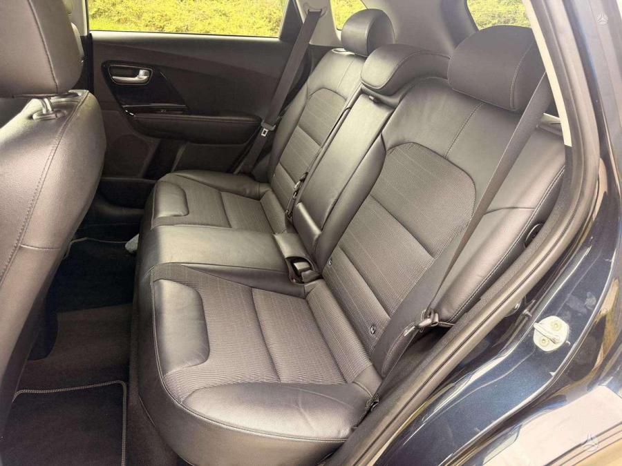 Black Kia Niro 2017 in Vilnius, with an engine capacity of 1.59 L and mileage of 122 thousand km for 12950 €, photo 17 on AUTOMOTO.COM.LV