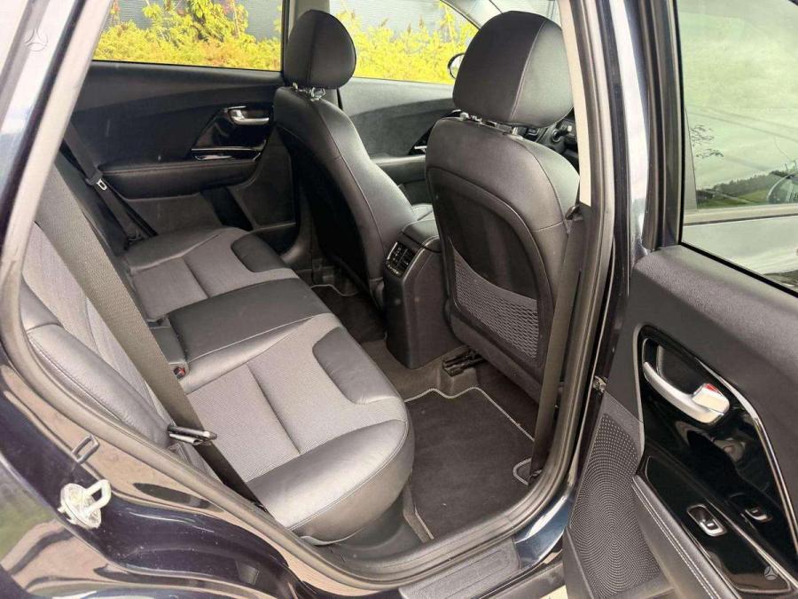Black Kia Niro 2017 in Vilnius, with an engine capacity of 1.59 L and mileage of 122 thousand km for 12950 €, photo 21 on AUTOMOTO.COM.LV