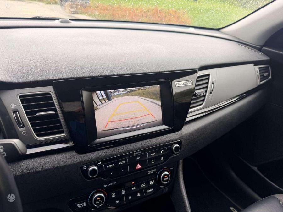 Black Kia Niro 2017 in Vilnius, with an engine capacity of 1.59 L and mileage of 122 thousand km for 12950 €, photo 26 on AUTOMOTO.COM.LV