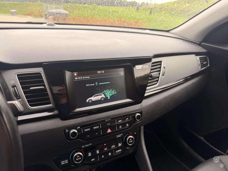 Black Kia Niro 2017 in Vilnius, with an engine capacity of 1.59 L and mileage of 122 thousand km for 12950 €, photo 27 on AUTOMOTO.COM.LV