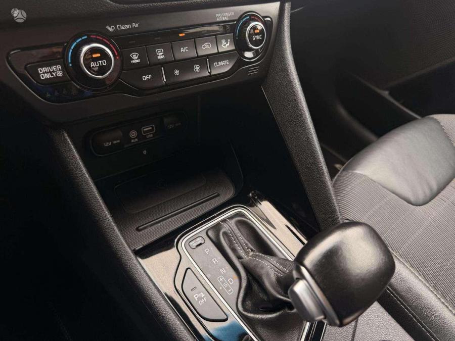 Black Kia Niro 2017 in Vilnius, with an engine capacity of 1.59 L and mileage of 122 thousand km for 12950 €, photo 28 on AUTOMOTO.COM.LV