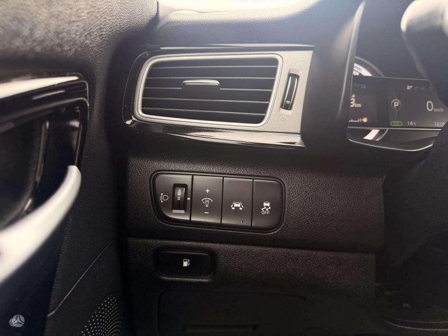 Black Kia Niro 2017 in Vilnius, with an engine capacity of 1.59 L and mileage of 122 thousand km for 12950 €, photo 35 on AUTOMOTO.COM.LV