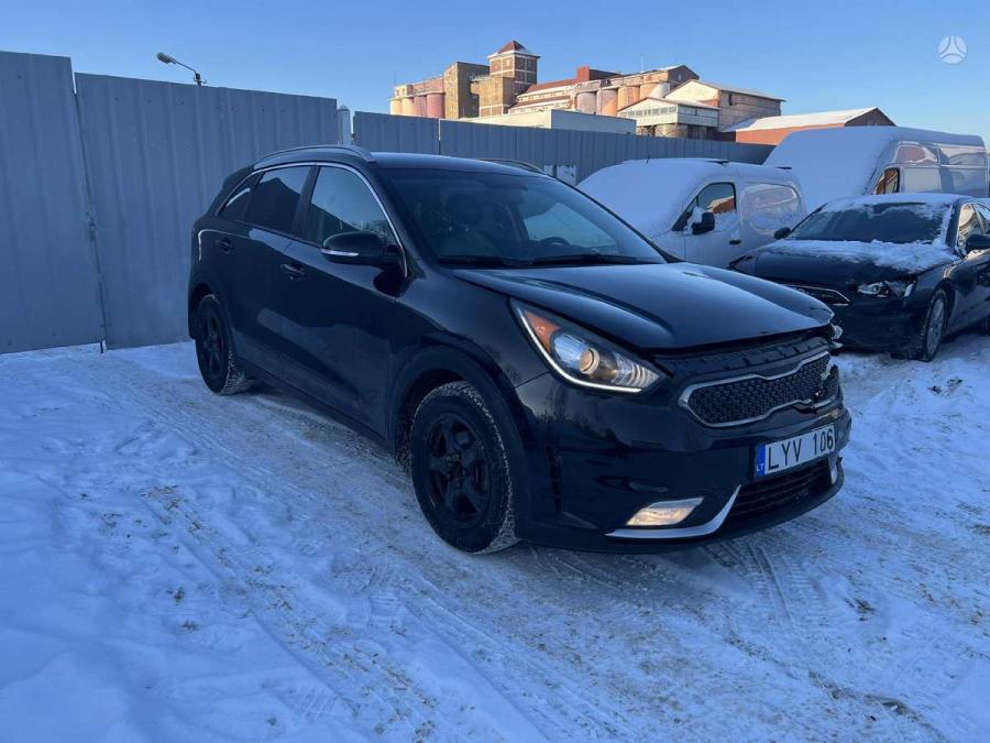 Black Kia Niro 2018 in Kaunas, with an engine capacity of 1.59 L and mileage of 100 thousand km for 5900 €, photo 1 on AUTOMOTO.COM.LV