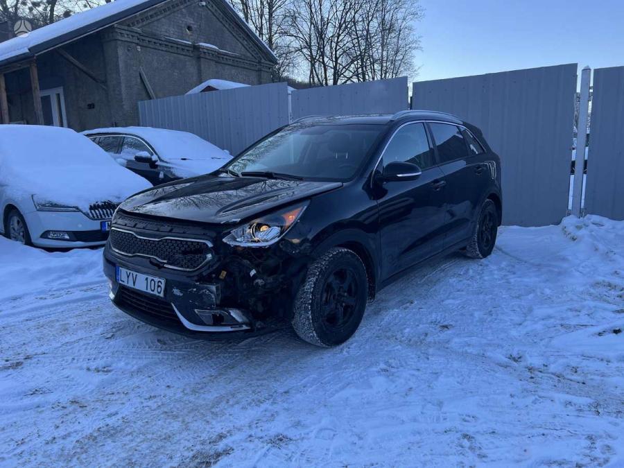 Black Kia Niro 2018 in Kaunas, with an engine capacity of 1.59 L and mileage of 100 thousand km for 5900 €, photo 2 on AUTOMOTO.COM.LV