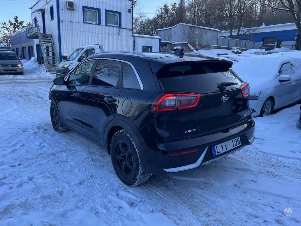 Black Kia Niro 2018 in Kaunas, with an engine capacity of 1.59 L and mileage of 100 thousand km for 5900 €, photo 3 on AUTOMOTO.COM.LV