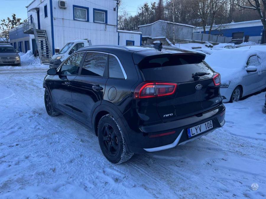 Black Kia Niro 2018 in Kaunas, with an engine capacity of 1.59 L and mileage of 100 thousand km for 5900 €, photo 3 on AUTOMOTO.COM.LV