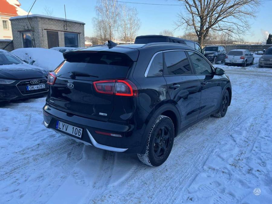 Black Kia Niro 2018 in Kaunas, with an engine capacity of 1.59 L and mileage of 100 thousand km for 5900 €, photo 4 on AUTOMOTO.COM.LV