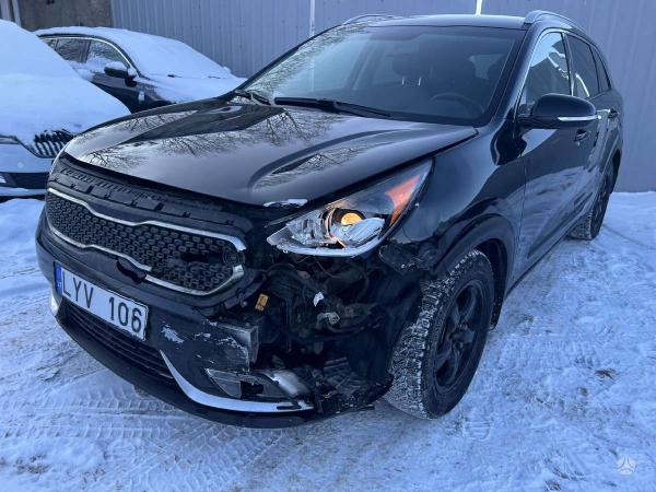 Black Kia Niro 2018 in Kaunas, with an engine capacity of 1.59 L and mileage of 100 thousand km for 5900 €, photo 6 on AUTOMOTO.COM.LV