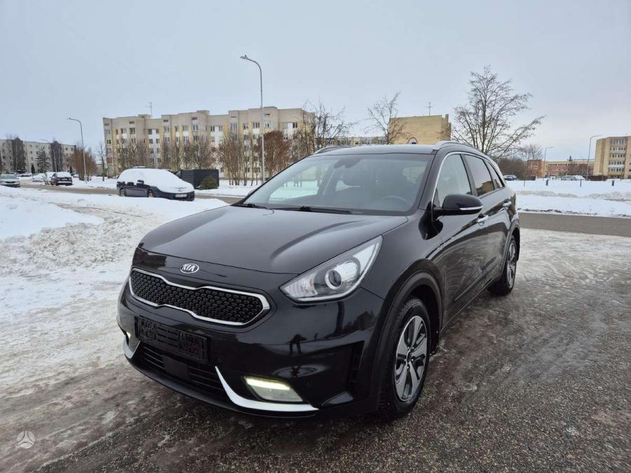 Black Kia Niro 2019 in Panevezys, with an engine capacity of 1.59 L and mileage of 510 thousand km for 8100 €, photo 1 on AUTOMOTO.COM.LV