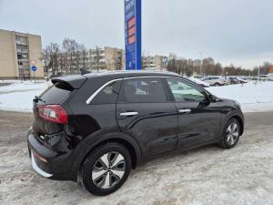 Black Kia Niro 2019 in Panevezys, with an engine capacity of 1.59 L and mileage of 510 thousand km for 8100 €, photo 5 on AUTOMOTO.COM.LV
