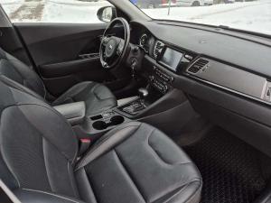 Black Kia Niro 2019 in Panevezys, with an engine capacity of 1.59 L and mileage of 510 thousand km for 8100 €, photo 12 on AUTOMOTO.COM.LV