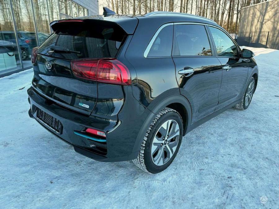 Black Kia Niro 2020 in Kaunas, with an engine capacity of 0.00 L and mileage of 160 thousand km for 15700 €, photo 4 on AUTOMOTO.COM.LV