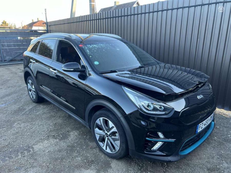 Black Kia Niro 2021 in Kaunas, with an engine capacity of 0.00 L and mileage of 100 thousand km for 5700 €, photo 1 on AUTOMOTO.COM.LV
