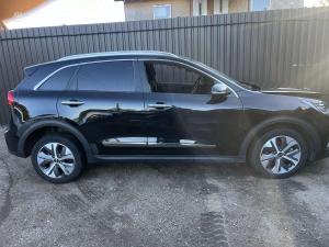 Black Kia Niro 2021 in Kaunas, with an engine capacity of 0.00 L and mileage of 100 thousand km for 5700 €, photo 3 on AUTOMOTO.COM.LV