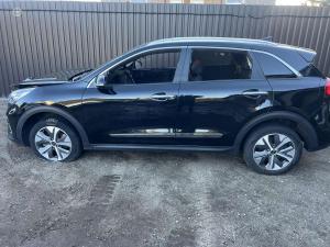 Black Kia Niro 2021 in Kaunas, with an engine capacity of 0.00 L and mileage of 100 thousand km for 5700 €, photo 4 on AUTOMOTO.COM.LV