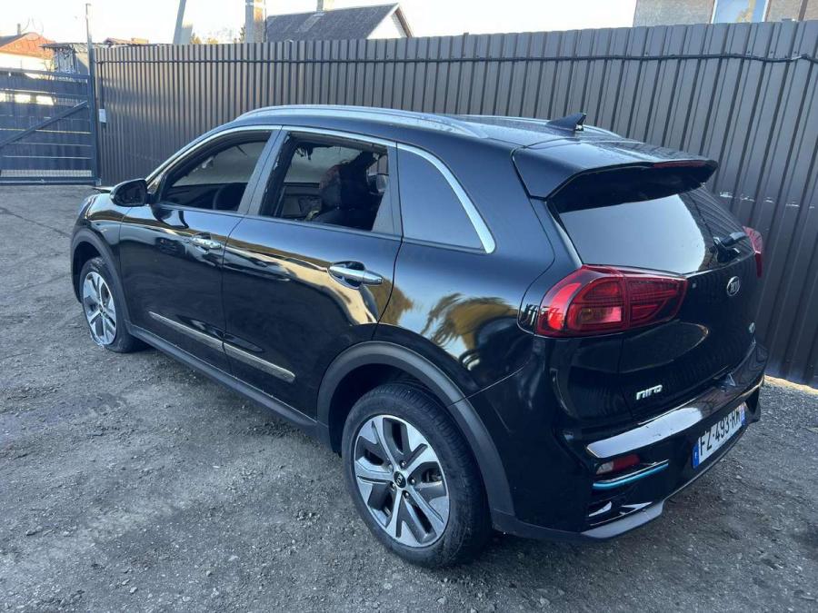 Black Kia Niro 2021 in Kaunas, with an engine capacity of 0.00 L and mileage of 100 thousand km for 5700 €, photo 5 on AUTOMOTO.COM.LV