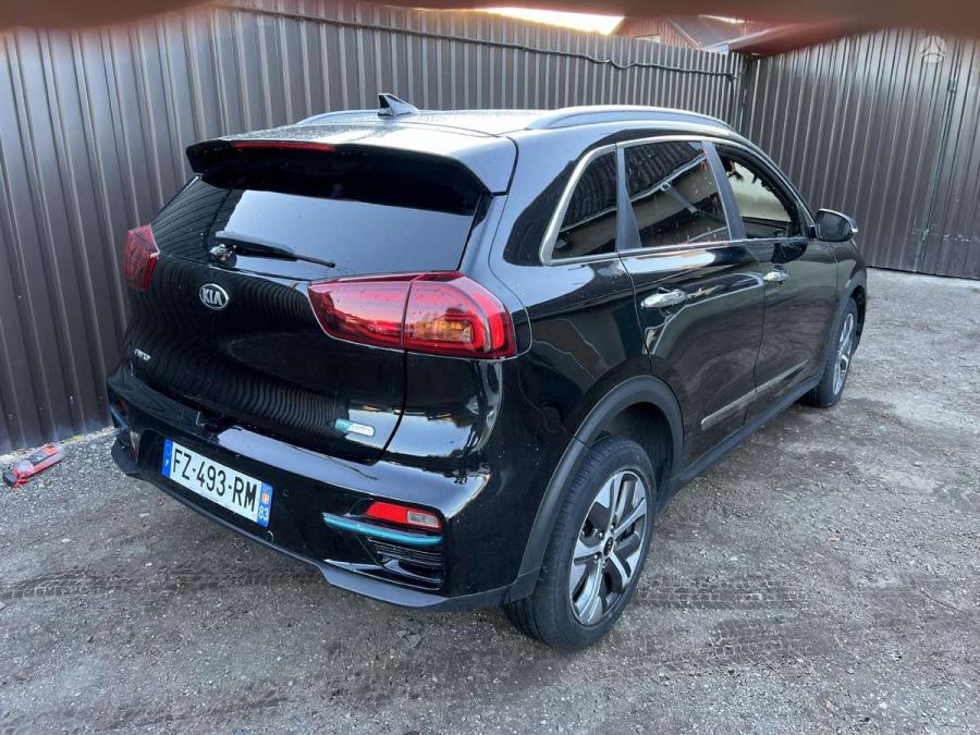 Black Kia Niro 2021 in Kaunas, with an engine capacity of 0.00 L and mileage of 100 thousand km for 5700 €, photo 6 on AUTOMOTO.COM.LV