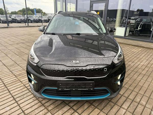 Black Kia Niro 2021 in Kaunas, with an engine capacity of 0.00 L and mileage of 166 thousand km for 18400 €, photo 2 on AUTOMOTO.COM.LV