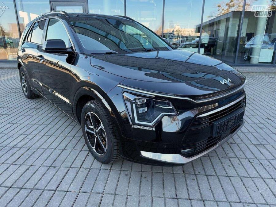 Black Kia Niro 2022 in Kaunas, with an engine capacity of 1.60 L and mileage of 156 thousand km for 18900 €, photo 3 on AUTOMOTO.COM.LV