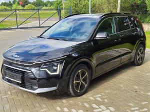 Melns Kia Niro 2023 Kauņa, ar dzinēja tilpumu 1.58 L un nobraukumu 6 tūkst. km par 24999 €, foto  vietnē AUTOMOTO.COM.LV