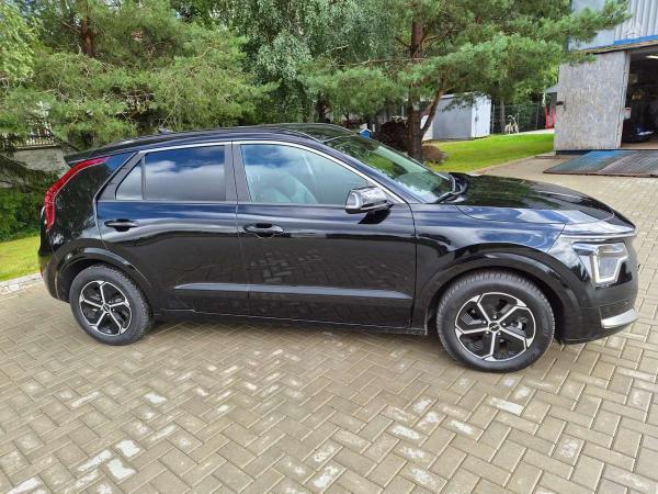 Melns Kia Niro 2023 Kauņa, ar dzinēja tilpumu 1.58 L un nobraukumu 6 tūkst. km par 24999 €, foto 4 vietnē AUTOMOTO.COM.LV