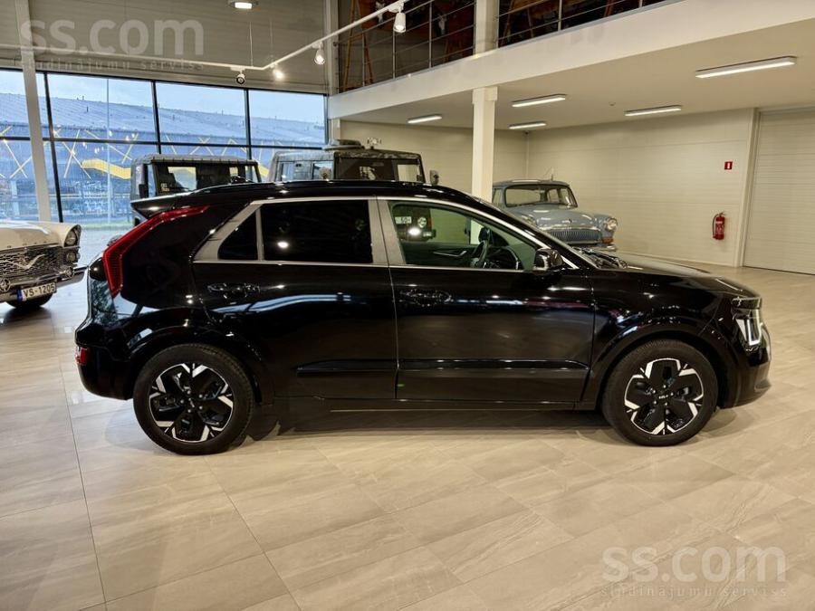 Black Kia Niro 2023 in Dobele, with an engine capacity of 0.00 L and mileage of 69 thousand km for 28950 €, photo 3 on AUTOMOTO.COM.LV