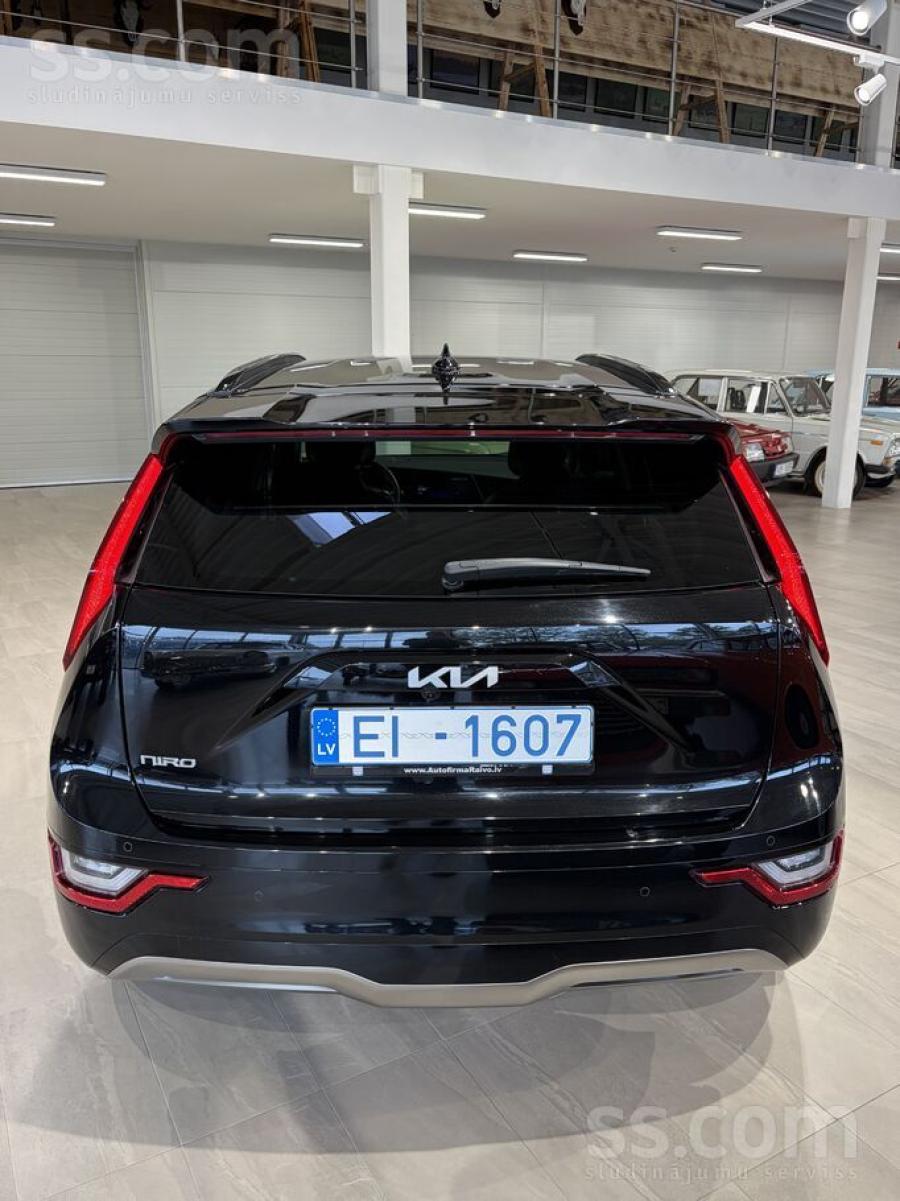 Black Kia Niro 2023 in Dobele, with an engine capacity of 0.00 L and mileage of 69 thousand km for 28950 €, photo 5 on AUTOMOTO.COM.LV