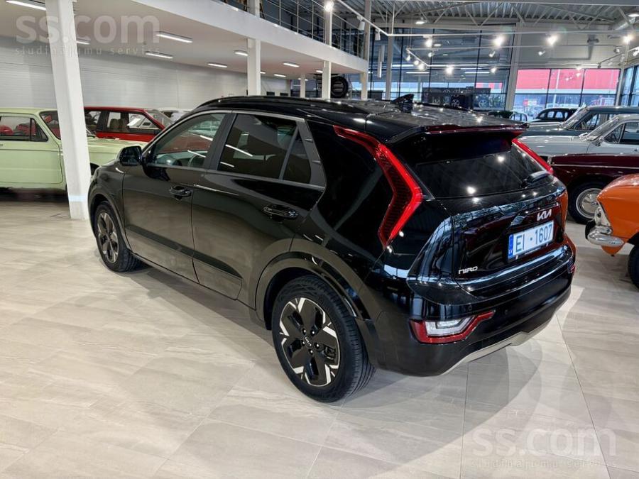 Black Kia Niro 2023 in Dobele, with an engine capacity of 0.00 L and mileage of 69 thousand km for 28950 €, photo 6 on AUTOMOTO.COM.LV