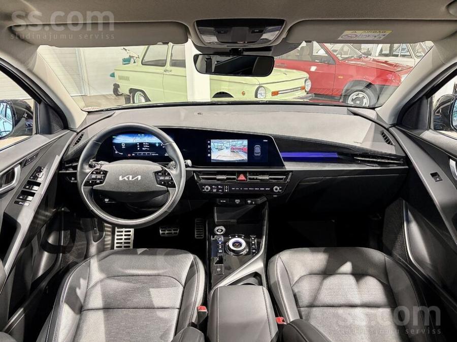 Black Kia Niro 2023 in Dobele, with an engine capacity of 0.00 L and mileage of 69 thousand km for 28950 €, photo 10 on AUTOMOTO.COM.LV