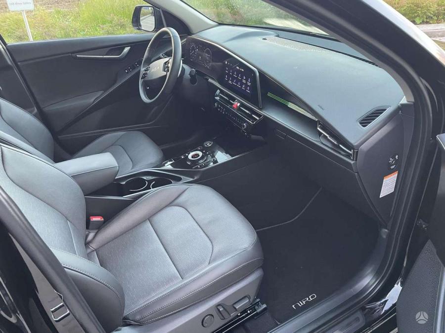 Melns Kia Niro 2025 Viļņa, ar dzinēja tilpumu 1.60 L un nobraukumu 25 tūkst. km par 22500 €, foto 45 vietnē AUTOMOTO.COM.LV