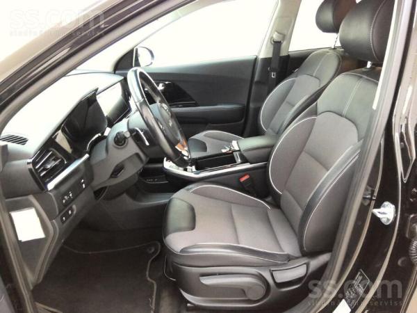 Black Kia Niro 2021 in Limbazi, with an engine capacity of 0.00 L and mileage of 117 thousand km for 19445 €, photo 7 on AUTOMOTO.COM.LV