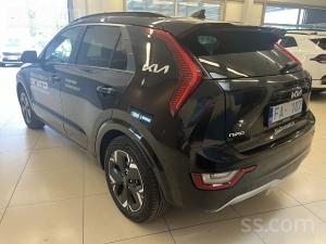 Black Kia Niro 2023 in Riga, with an engine capacity of 0.00 L and mileage of 17 thousand km for 33900 €, photo 3 on AUTOMOTO.COM.LV