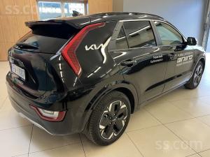 Black Kia Niro 2023 in Riga, with an engine capacity of 0.00 L and mileage of 17 thousand km for 33900 €, photo 4 on AUTOMOTO.COM.LV