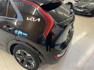 Black Kia Niro 2023 in Riga, with an engine capacity of 0.00 L and mileage of 17 thousand km for 33900 €, photo 7 on AUTOMOTO.COM.LV