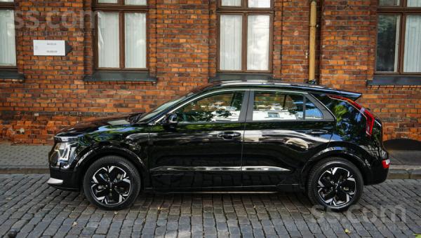 Melns Kia Niro 2023 Rīga, ar dzinēja tilpumu 1.60 L un nobraukumu 45 tūkst. km par 26950 €, foto 2 vietnē AUTOMOTO.COM.LV