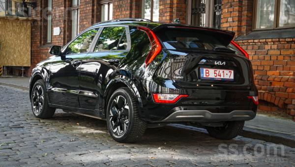Melns Kia Niro 2023 Rīga, ar dzinēja tilpumu 1.60 L un nobraukumu 45 tūkst. km par 26950 €, foto 3 vietnē AUTOMOTO.COM.LV