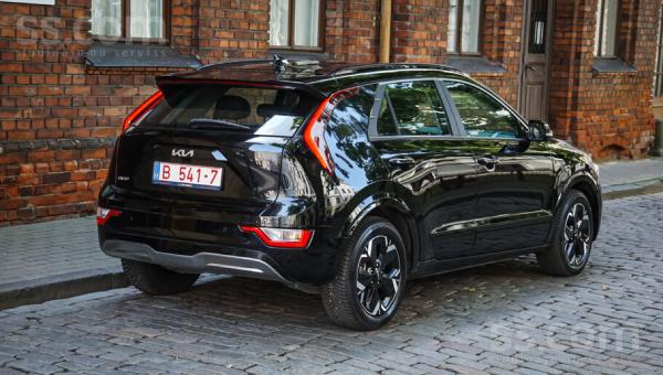 Melns Kia Niro 2023 Rīga, ar dzinēja tilpumu 1.60 L un nobraukumu 45 tūkst. km par 26950 €, foto 4 vietnē AUTOMOTO.COM.LV