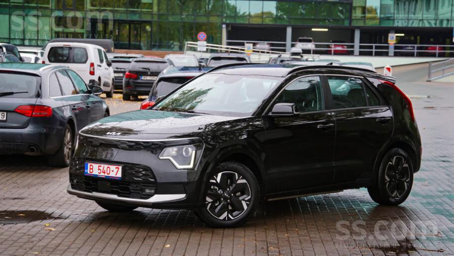 Black Kia Niro 2023 in Riga, with an engine capacity of 0.00 L and mileage of 108 thousand km for 26450 €, photo 1 on AUTOMOTO.COM.LV