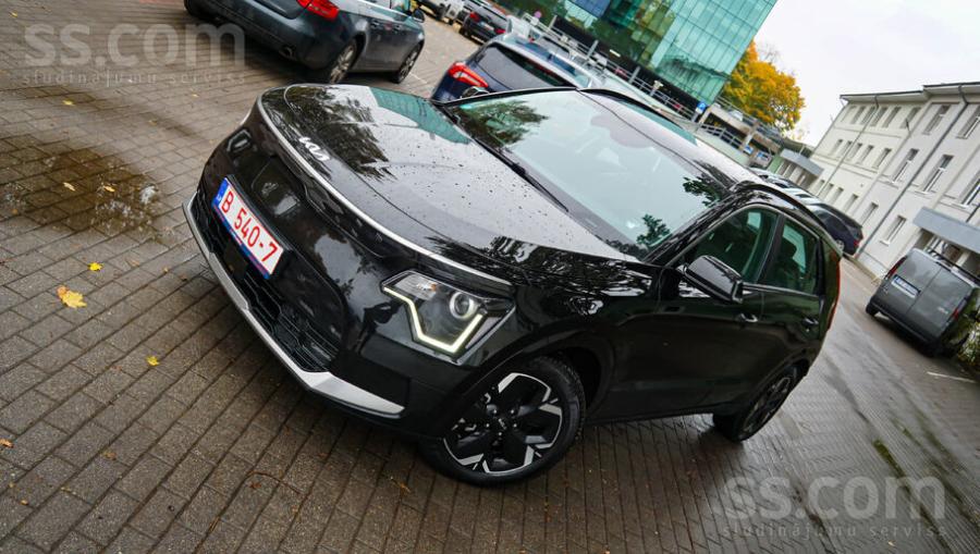 Black Kia Niro 2023 in Riga, with an engine capacity of 0.00 L and mileage of 108 thousand km for 26450 €, photo 3 on AUTOMOTO.COM.LV