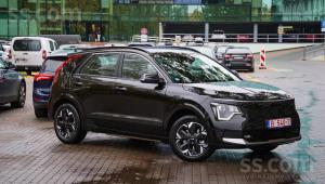 Black Kia Niro 2023 in Riga, with an engine capacity of 0.00 L and mileage of 108 thousand km for 26450 €, photo 4 on AUTOMOTO.COM.LV