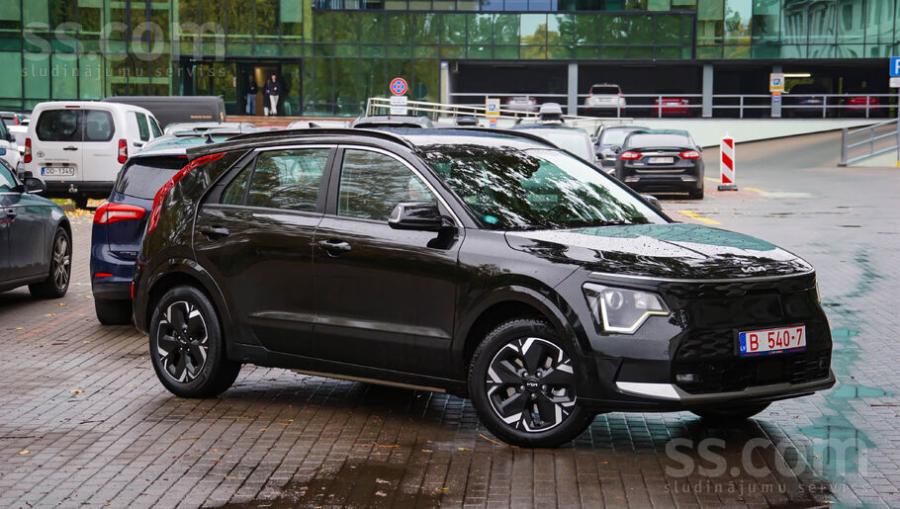 Black Kia Niro 2023 in Riga, with an engine capacity of 0.00 L and mileage of 108 thousand km for 26450 €, photo 4 on AUTOMOTO.COM.LV